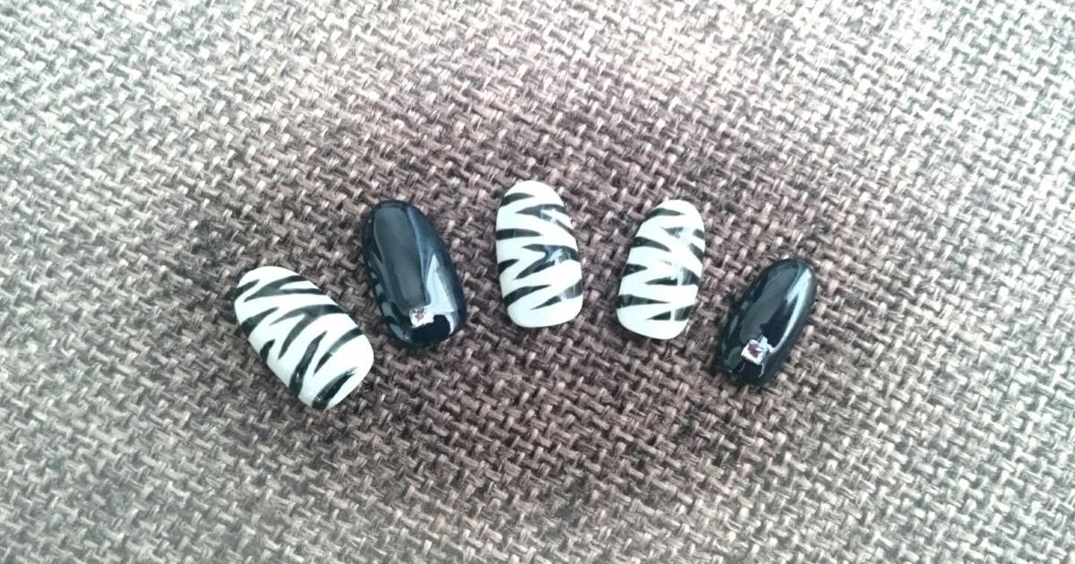 ゼブラ柄ネイルのやり方完全ガイド！最新版の描き方とテクニック | メディア | 市川市の行徳で脱毛エステやネイルなら中高生も歓迎のRuRu｜学生割引あり